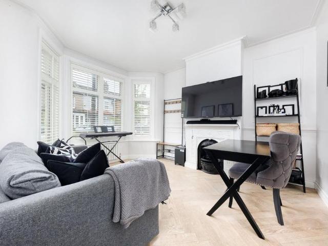 4 bedroom terraced house to rent