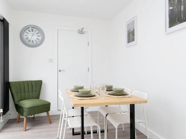 4 bedroom terraced house to rent