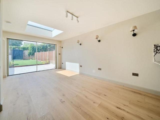 4 bedroom terraced house to rent