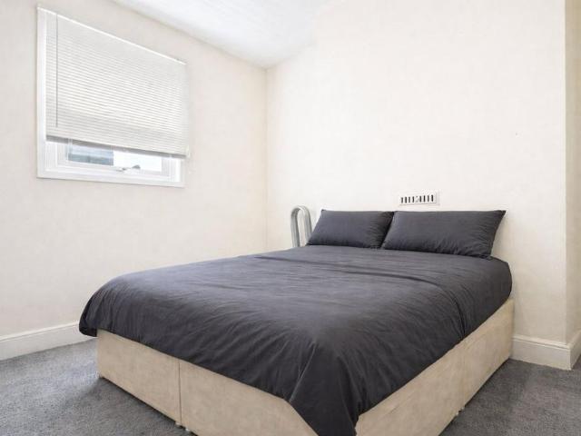 4 bedroom terraced house to rent