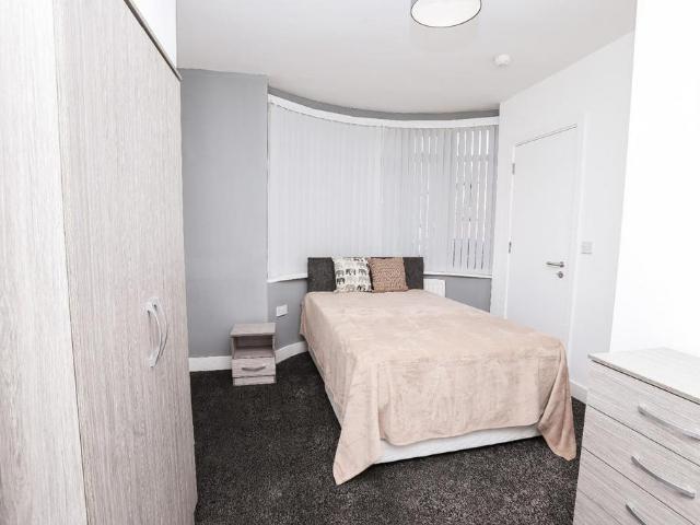 4 bedroom terraced house to rent