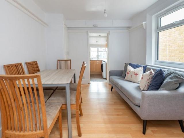 4 bedroom terraced house to rent