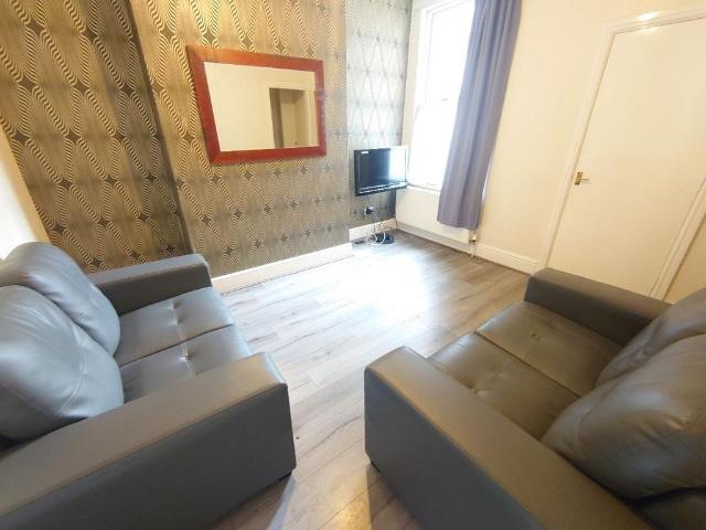 4 bedroom terraced house to rent