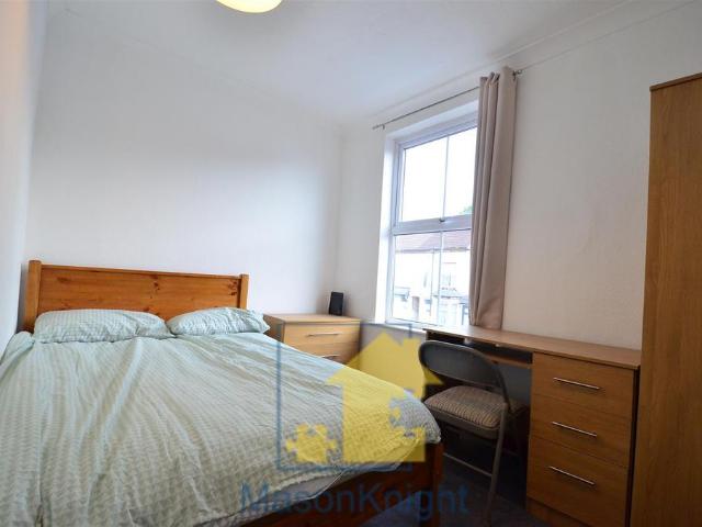 4 bedroom terraced house to rent