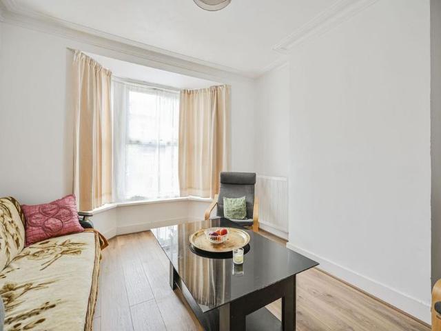 4 bedroom terraced house to rent