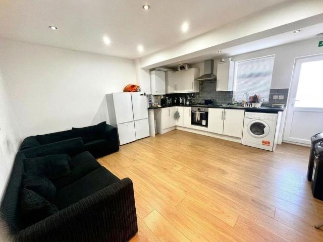 4 bedroom terraced house to rent