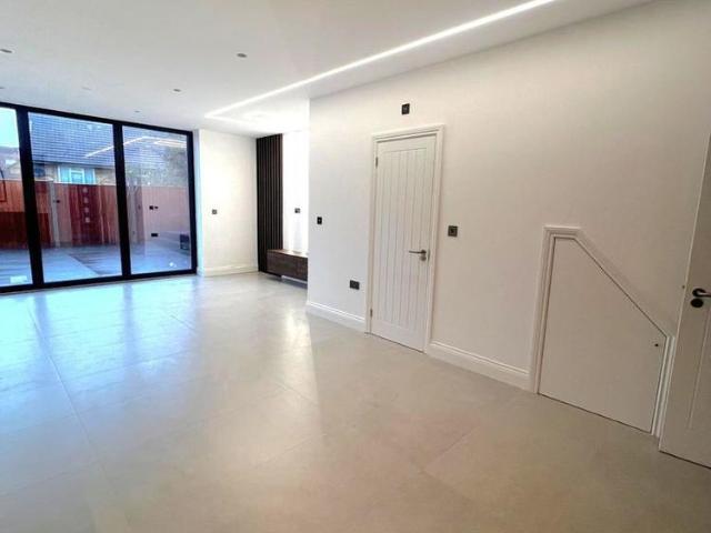 4 bedroom terraced house to rent