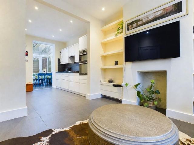 4 bedroom terraced house to rent