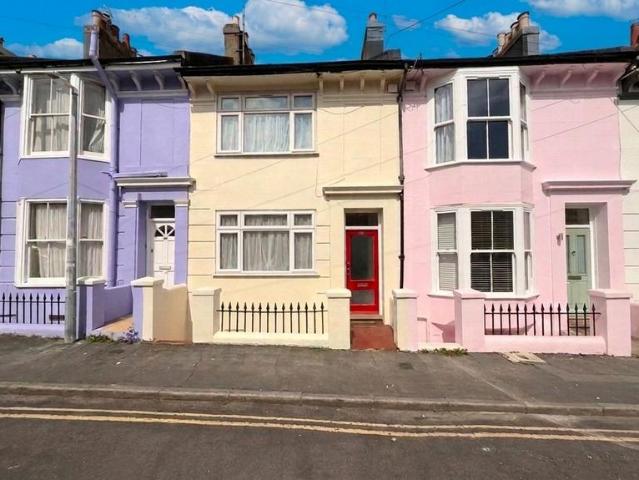 4 bedroom terraced house to rent