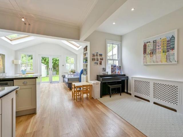 4 bedroom terraced house to rent