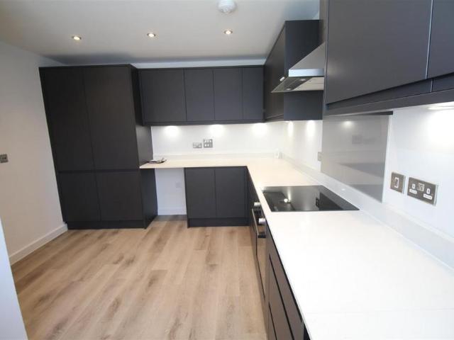 4 bedroom terraced house to rent