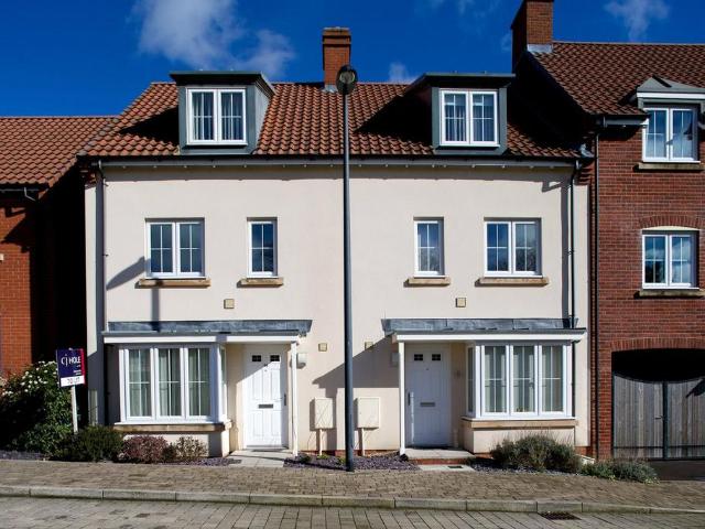 4 bedroom terraced house to rent
