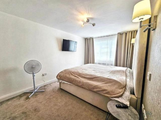 4 bedroom terraced house to rent