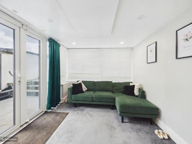 4 bedroom terraced house to rent
