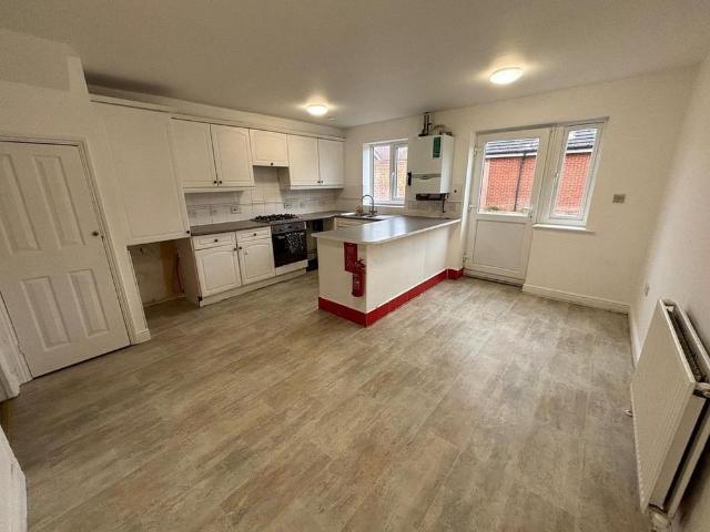 4 bedroom terraced house to rent