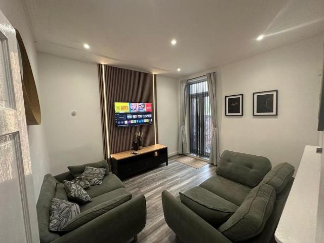4 bedroom terraced house to rent