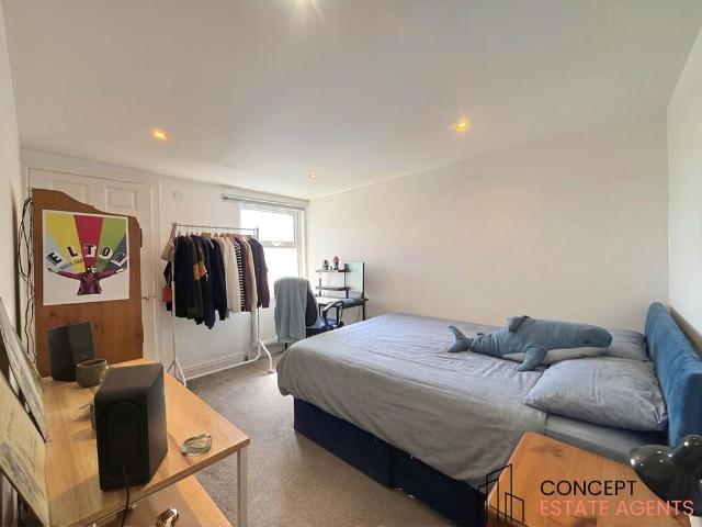 4 bedroom terraced house to rent
