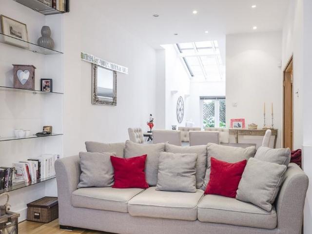 4 bedroom terraced house to rent