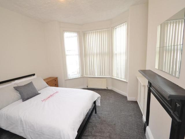 4 bedroom terraced house to rent