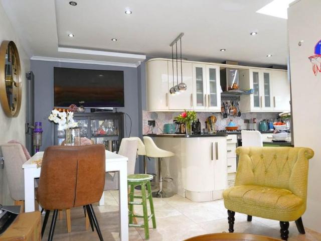 4 bedroom terraced house to rent