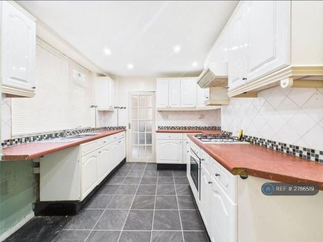 4 bedroom terraced house to rent