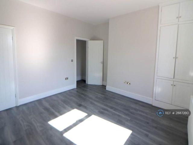4 bedroom terraced house to rent