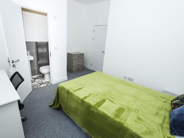 4 bedroom terraced house to rent