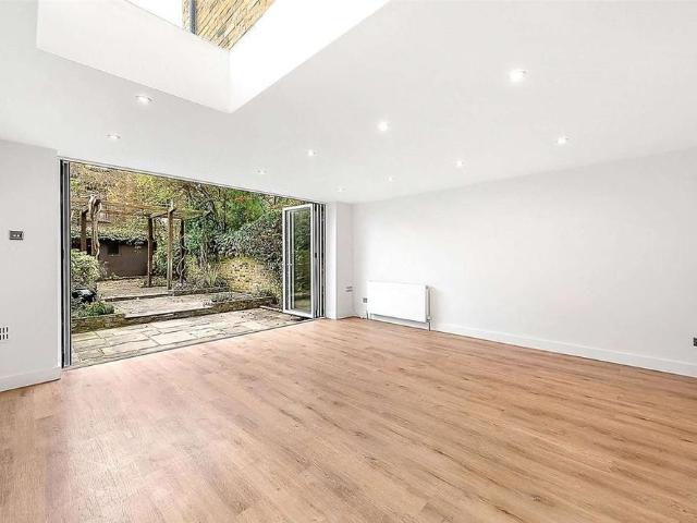 4 bedroom terraced house to rent
