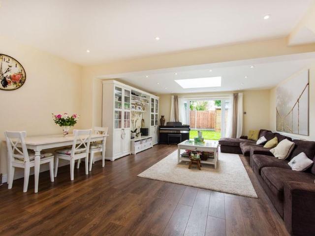 4 bedroom terraced house to rent