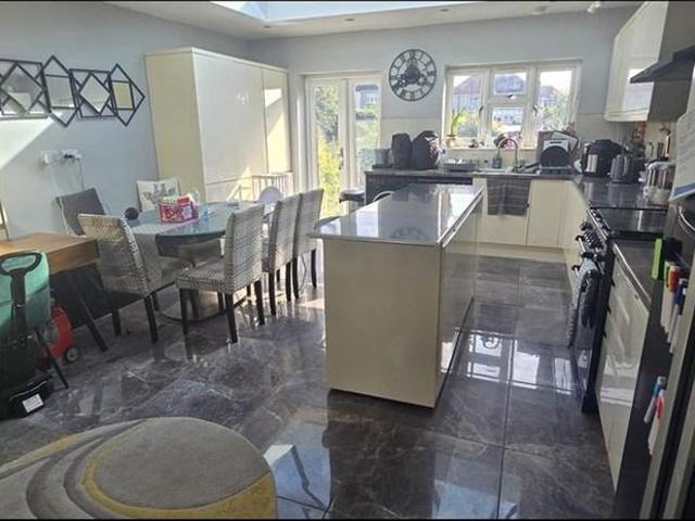 4 bedroom terraced house to rent