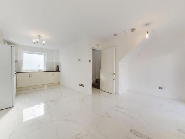 4 bedroom terraced house to rent