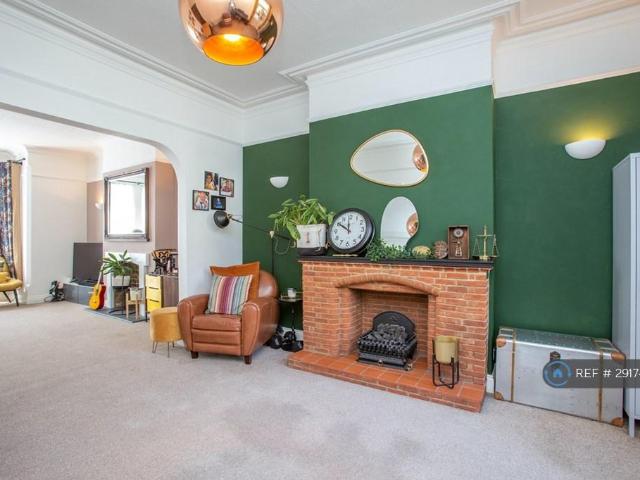 4 bedroom terraced house to rent