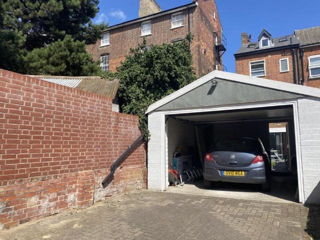 4 bedroom terraced house to rent
