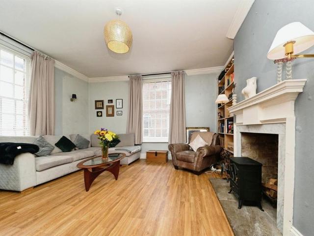 4 bedroom terraced house to rent