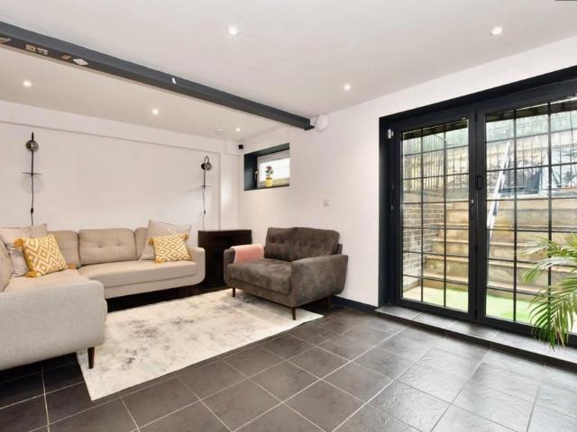 4 bedroom terraced house to rent
