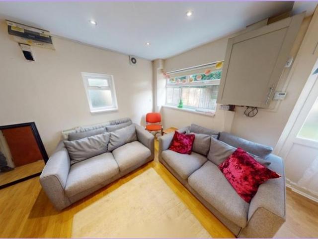 4 bedroom terraced house to rent