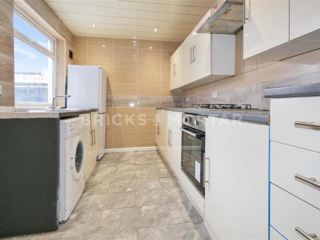 4 bedroom terraced house to rent