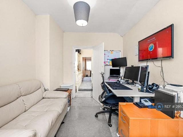 4 bedroom terraced house to rent