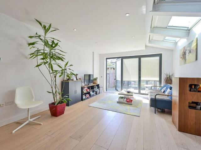 4 bedroom terraced house to rent