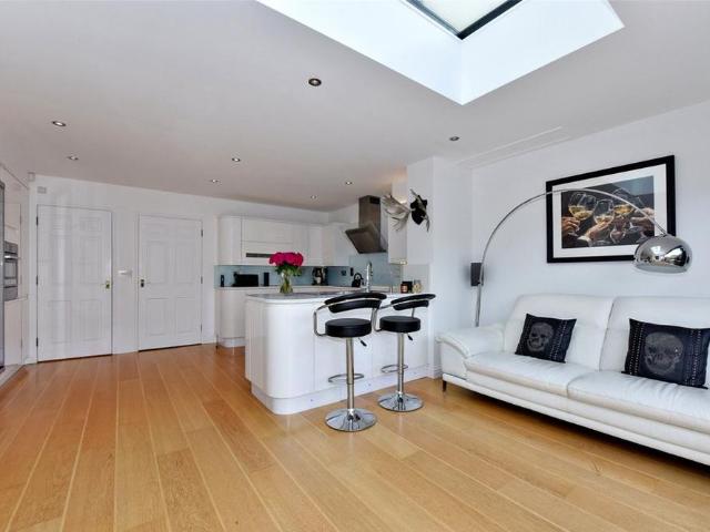 4 bedroom terraced house to rent