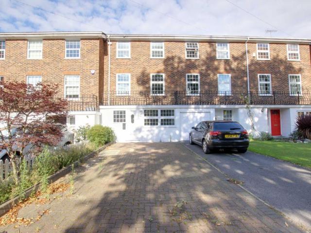 4 bedroom terraced house to rent