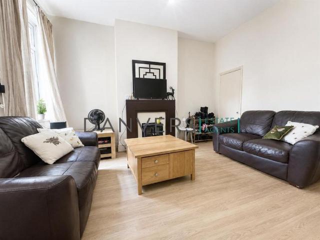 4 bedroom terraced house to rent