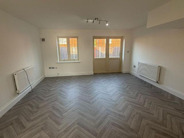 4 bedroom terraced house to rent