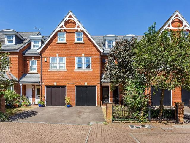 4 bedroom terraced house to rent