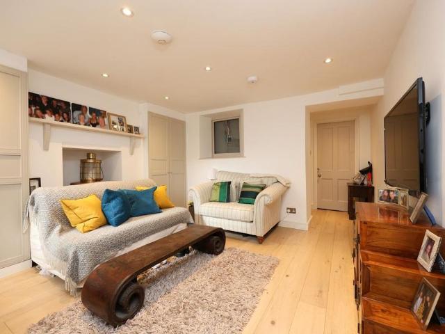 4 bedroom terraced house to rent