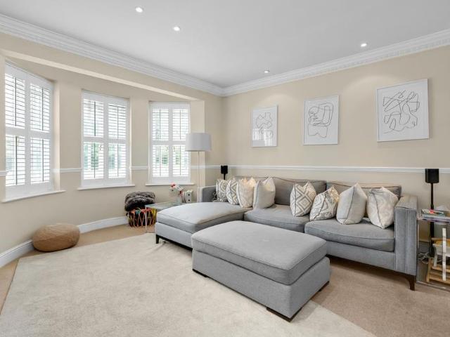 4 bedroom terraced house to rent