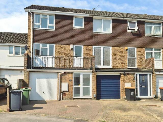 4 bedroom terraced house to rent