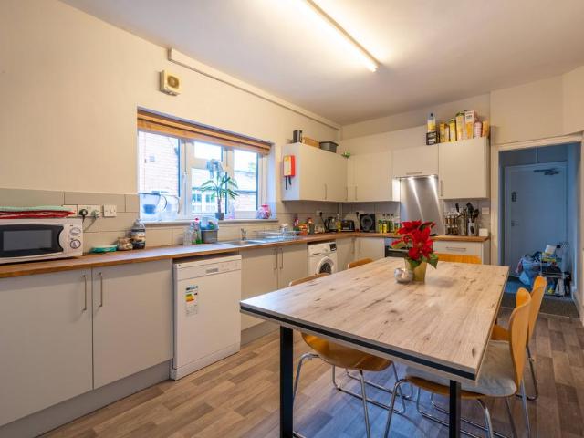 4 bedroom terraced house to rent