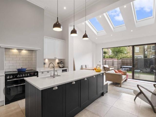 4 bedroom terraced house to rent