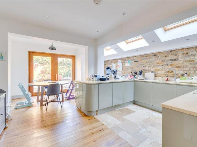 4 bedroom terraced house to rent